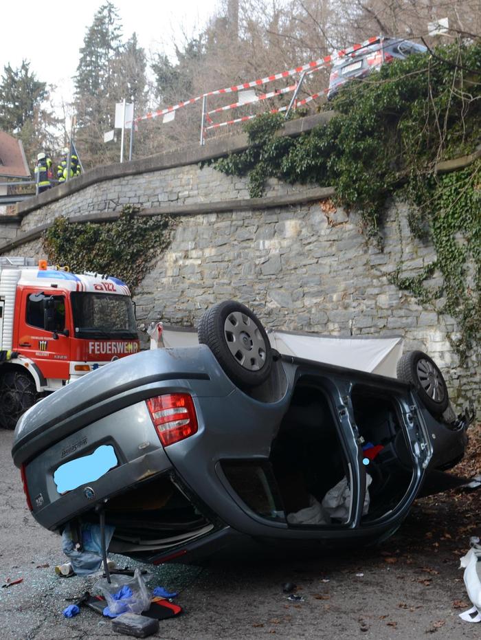 In Kärnten: Tödlicher Unfall: Pensionist stürzte mit Pkw über Mauer